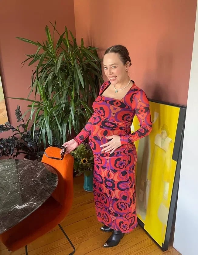 “Hovli” turk seriali yulduzi Demet Evgar ilk marta ona bo‘ldi (foto)