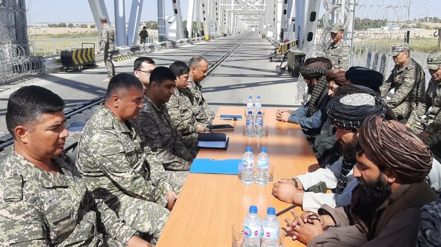 Border guards of Uzbekistan meet with Taliban on Hairatan Bridge