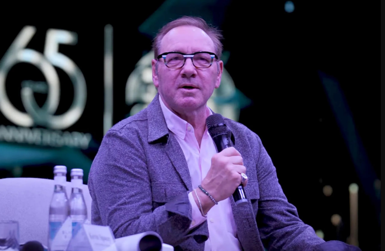 Kevin Speysi yurak xuruji gumoni bilan Toshkentda tekshiruvdan o ...